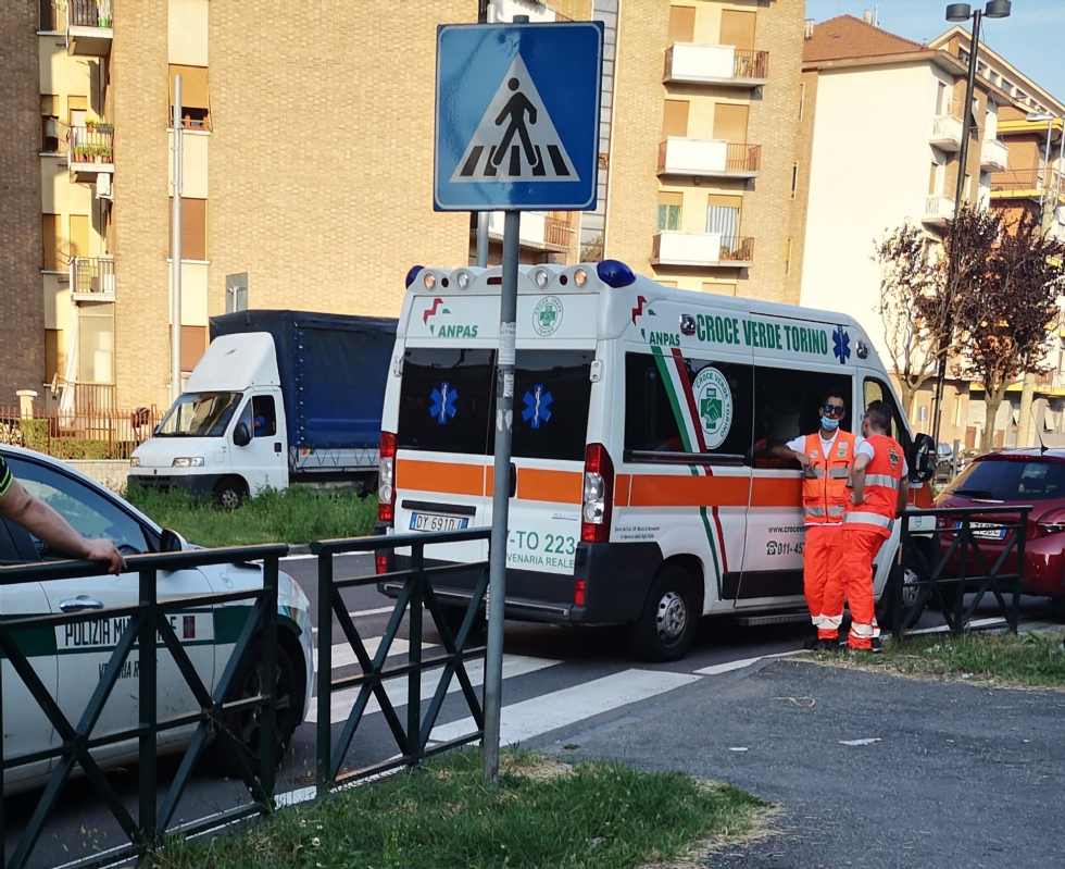 VENARIA - Investito da un'auto mentre attraversa la strada: ricoverato ... VENARIA - Investito da un'auto mentre attraversa la strada: ricoverato ...