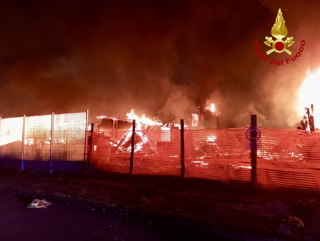 Incendio A Collegno Un Rogo Distrugge Il Campo Nomadi Di Strada Della