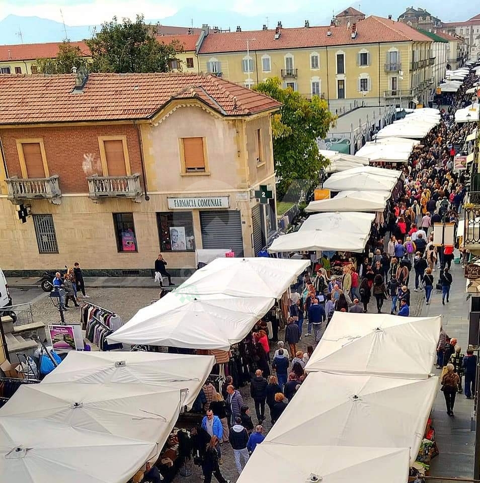 VENARIA - Una marea di persone e di turisti per il mercato del ...