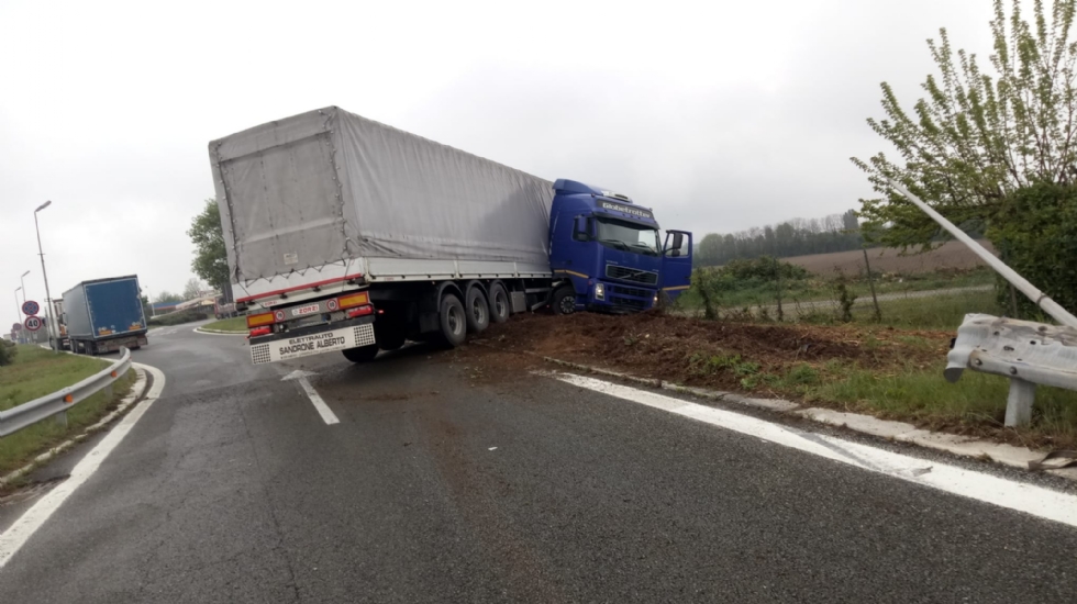 RIVOLI - Tir esce di strada all'altezza dell'area di servizio della ...